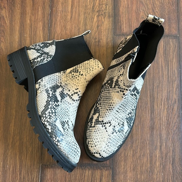 Universal Thread | Shoes | Universal Thread Danton Snake Chelsea Boots ...